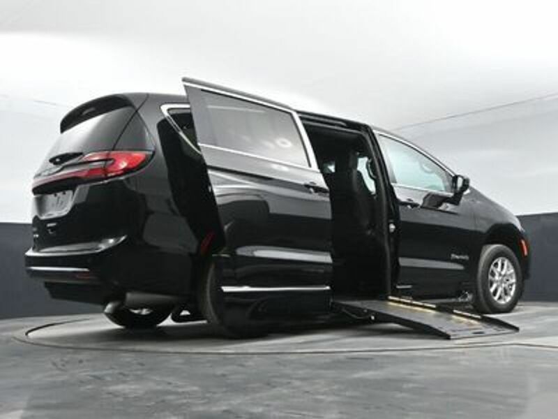 2025 Chrysler Voyager Handicap Equipped